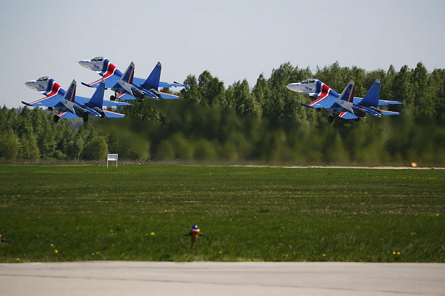 Russian aerobatic teams held a unique air show in honor of the 80th ...