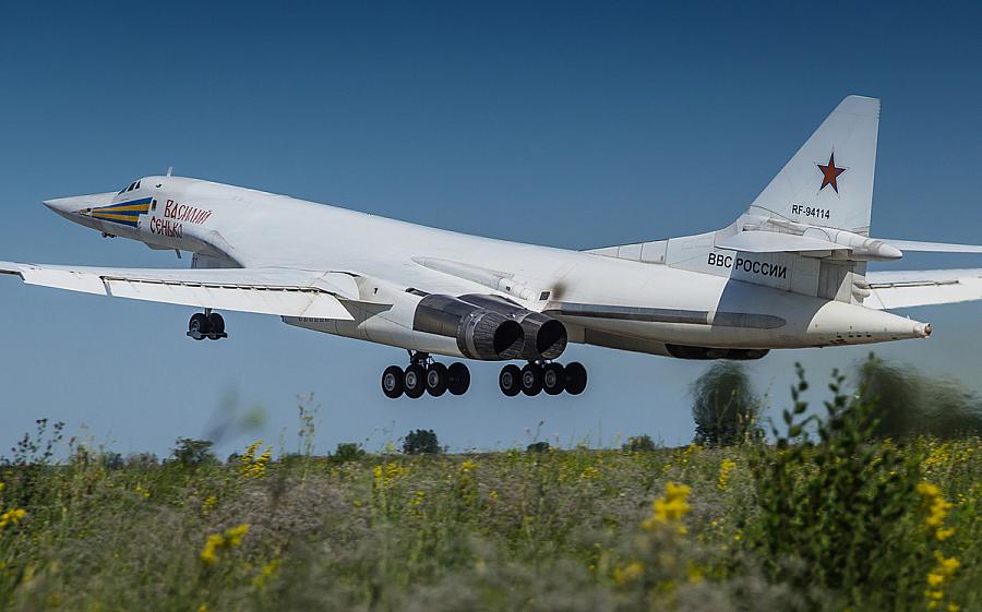 Crews of Tu-160 and Tu-95MS worked out flights in formation at short ...