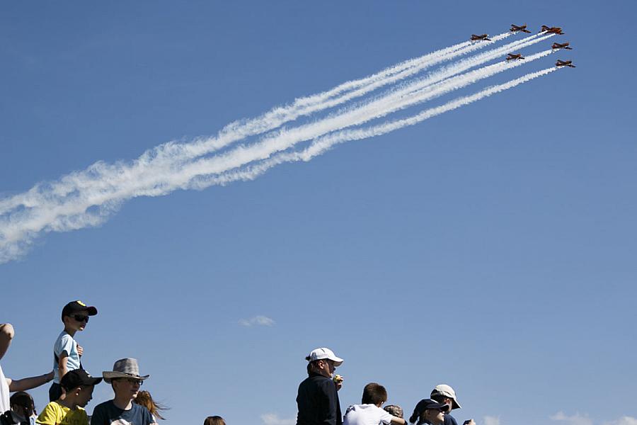 Russian aerobatic teams held a unique air show in honor of the 80th ...