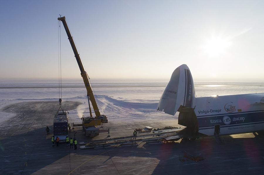 Volga-Dnepr An-124-100 delivers 130 tonnes of equipment to the polar ...