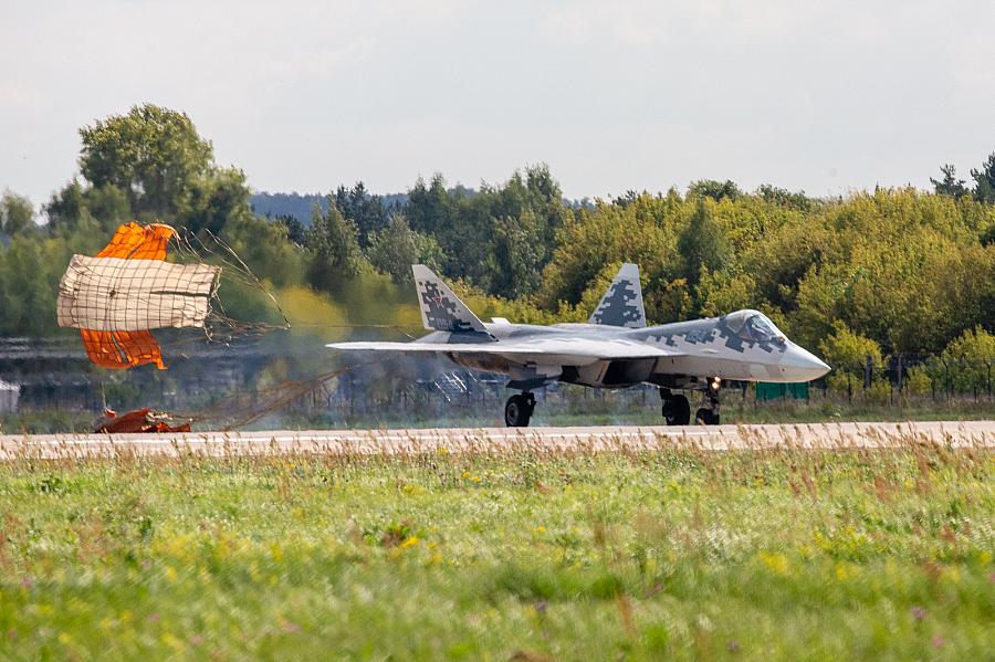Su-57 'unusual' landing at MAKS captured on video - RUSSIAN AVIATION