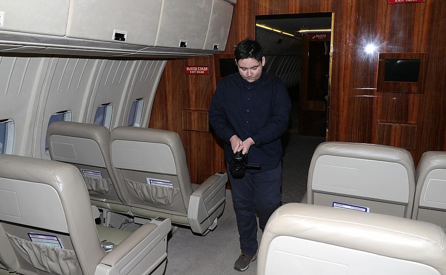 Child gets a tour of Putin’s presidential plane Il-96-300 - RUSSIAN ...