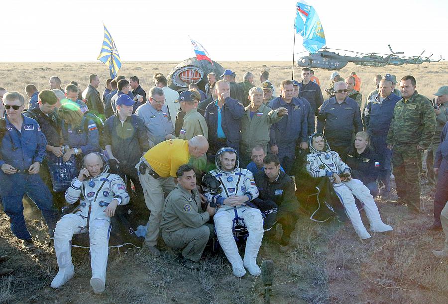 Soyuz TMA-20M Reentry Capsule With Crewmembers Lands in Kazakhstan ...