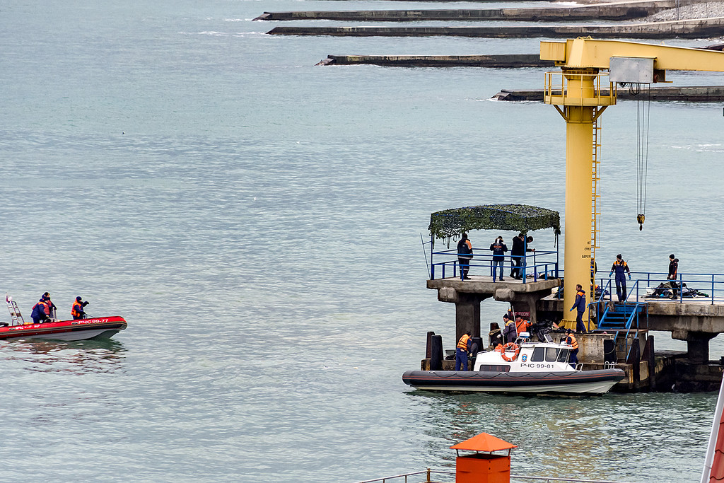 Rescuers recovered from the sea of victims of the crash of the Tu-154 ...