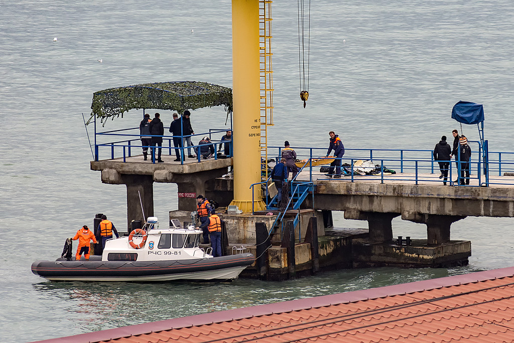 Rescuers recovered from the sea of victims of the crash of the Tu-154 ...