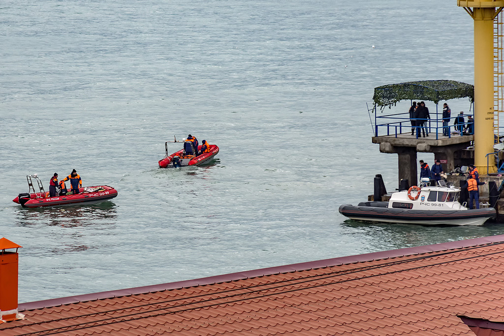 Rescuers recovered from the sea of victims of the crash of the Tu-154 ...